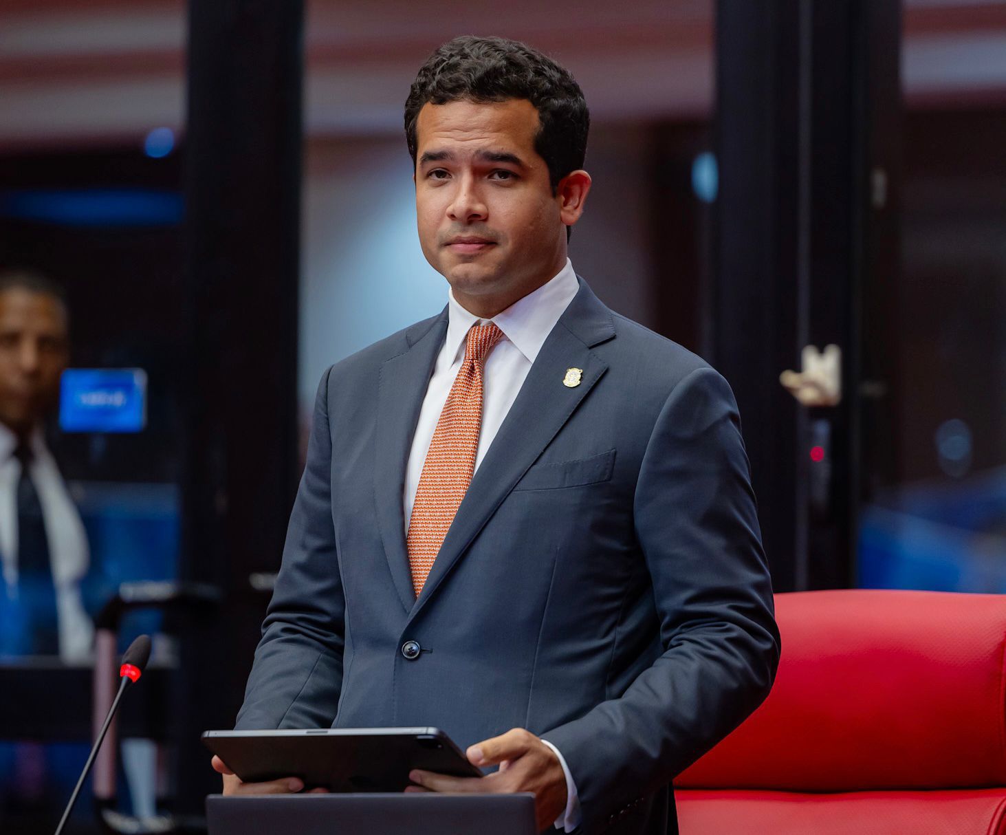Omar exige cumplir la ley y liberar de impuestos salarios de hasta ...