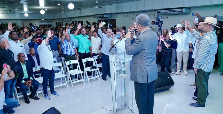 Leonel juramenta en la FP al exsenador Félix Vásquez y a dirigentes de ...
